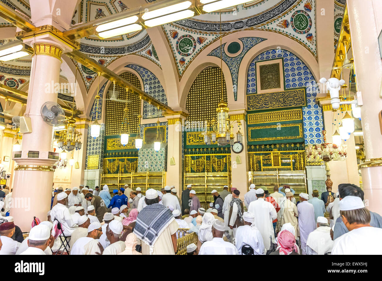 Al masjid an nabawi interior hi-res stock photography and images - Alamy