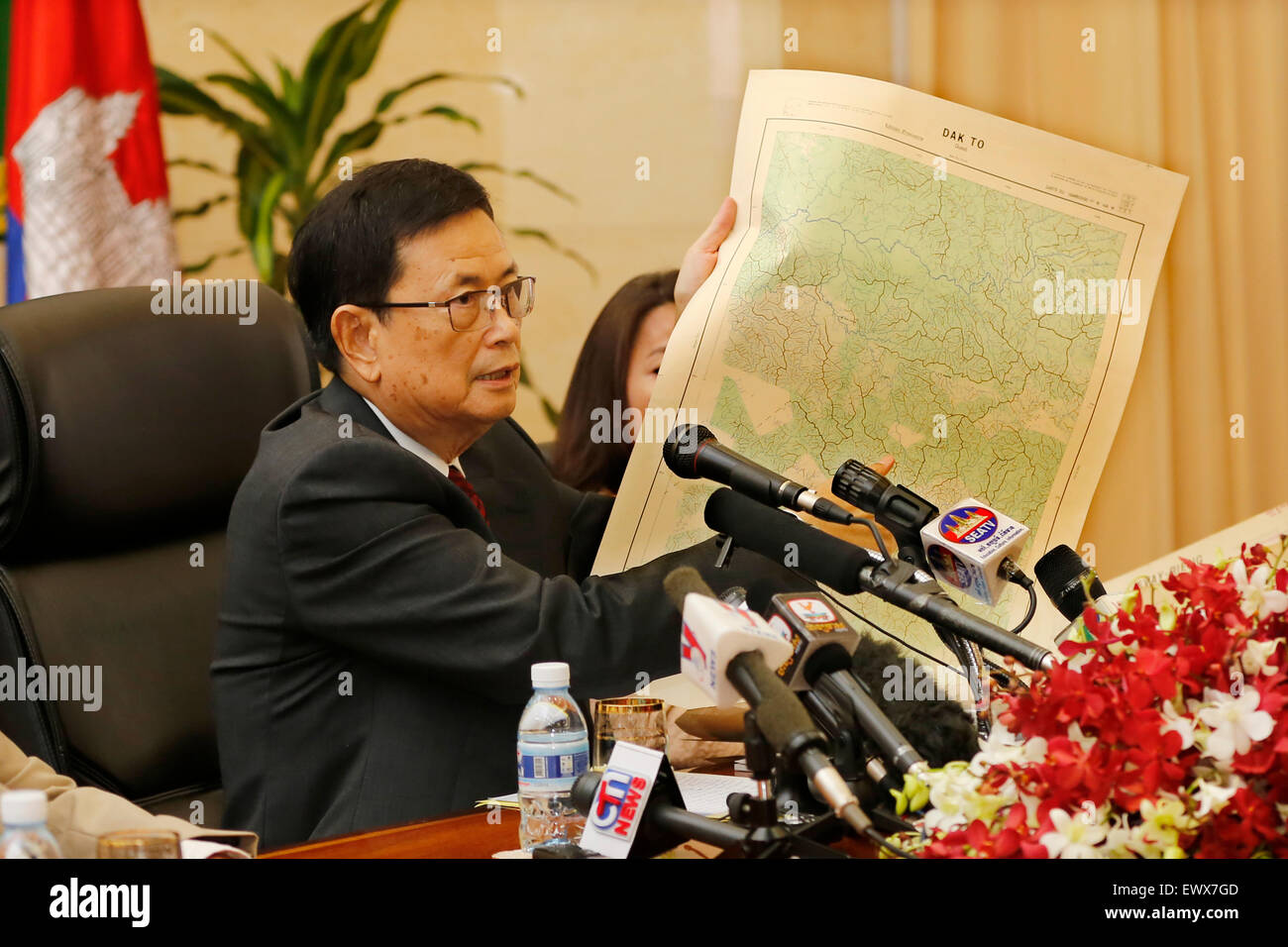 (150702) -- PHNOM PENH, July 2, 2015 (Xinhua) -- Var Kimhong, Cambodian ...