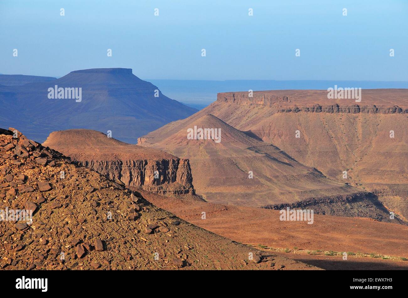 Mountain scenery at Amogjar pass, Atar, Adrar Region, Mauritania Stock ...