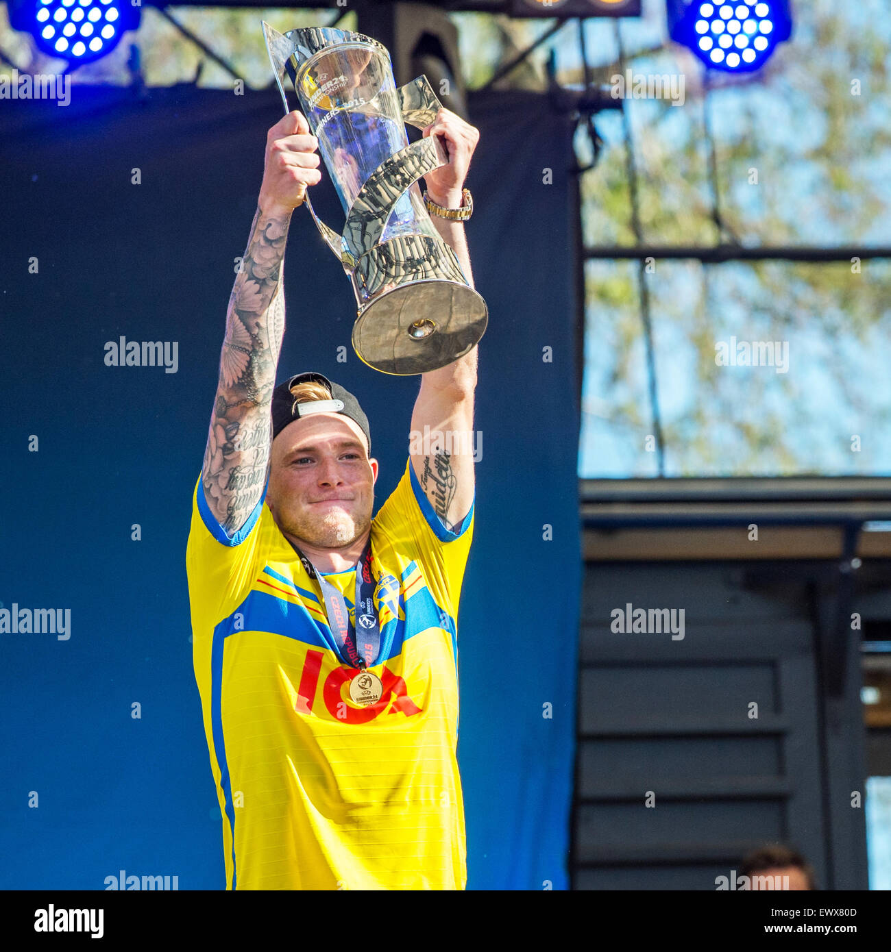 John Guidetti Shows The Trophy As Swedish Football Players Are Welcomed John Guidetti Shows The Trophy As Swedish Football Players Are Welcomed