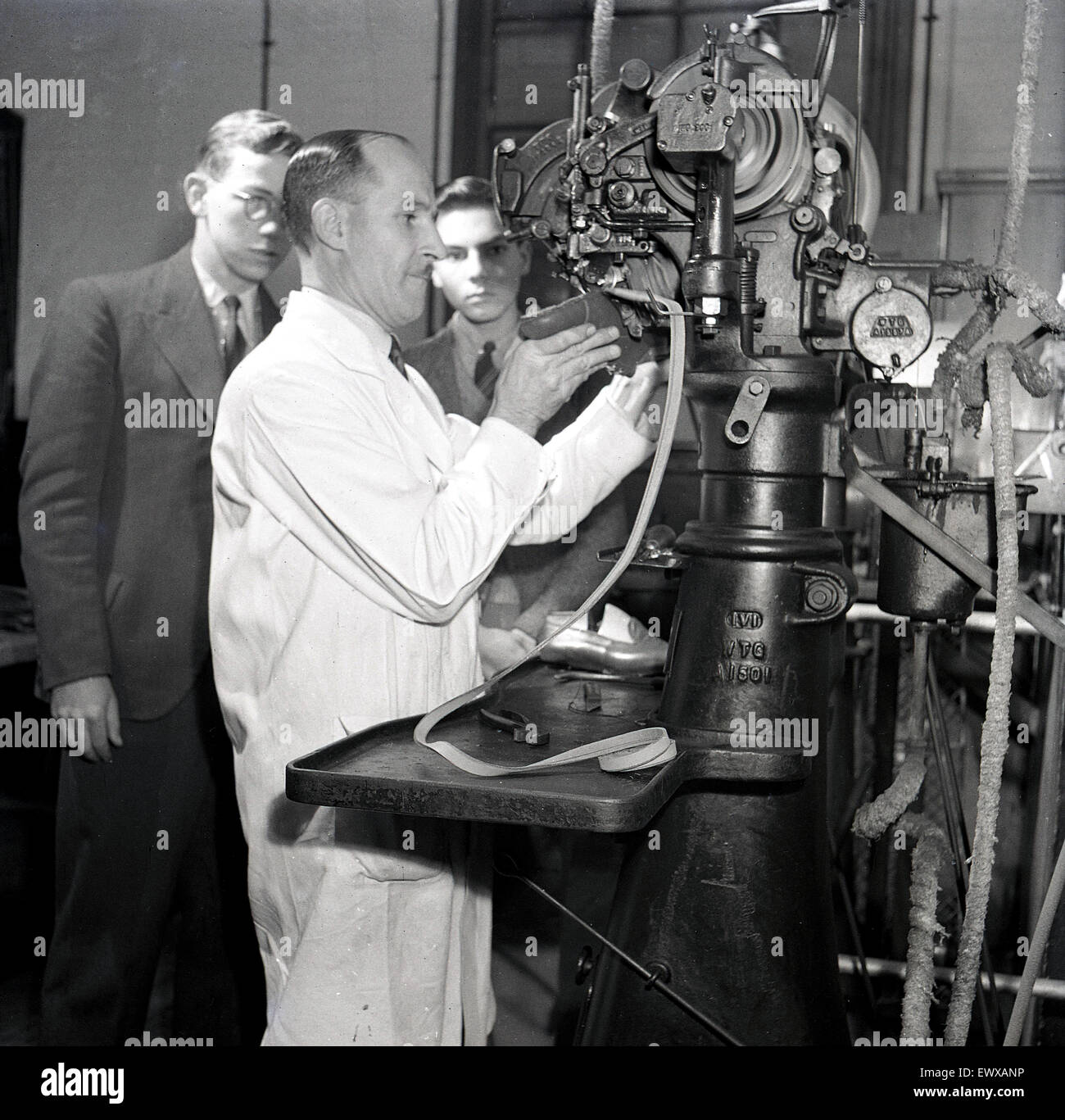 Engineering students 1950s hi-res stock photography and images - Alamy