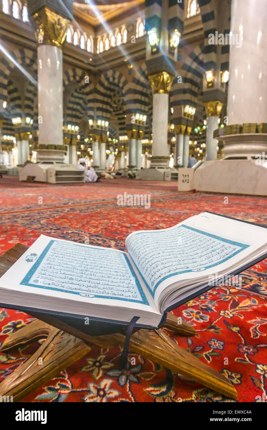 Inside al masjid al nabawi hi-res stock photography and images - Alamy