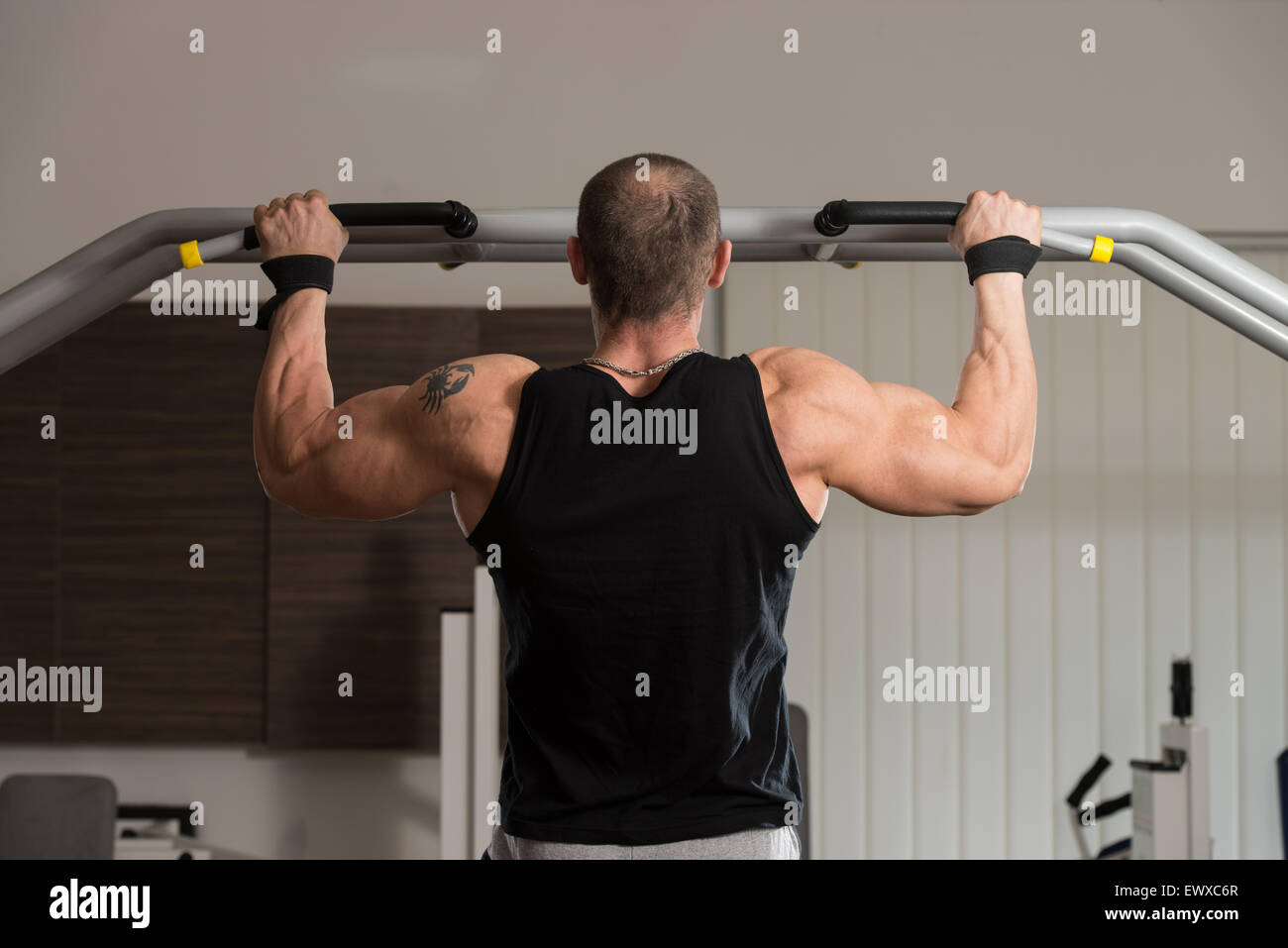 Man doing chin up hi-res stock photography and images - Alamy