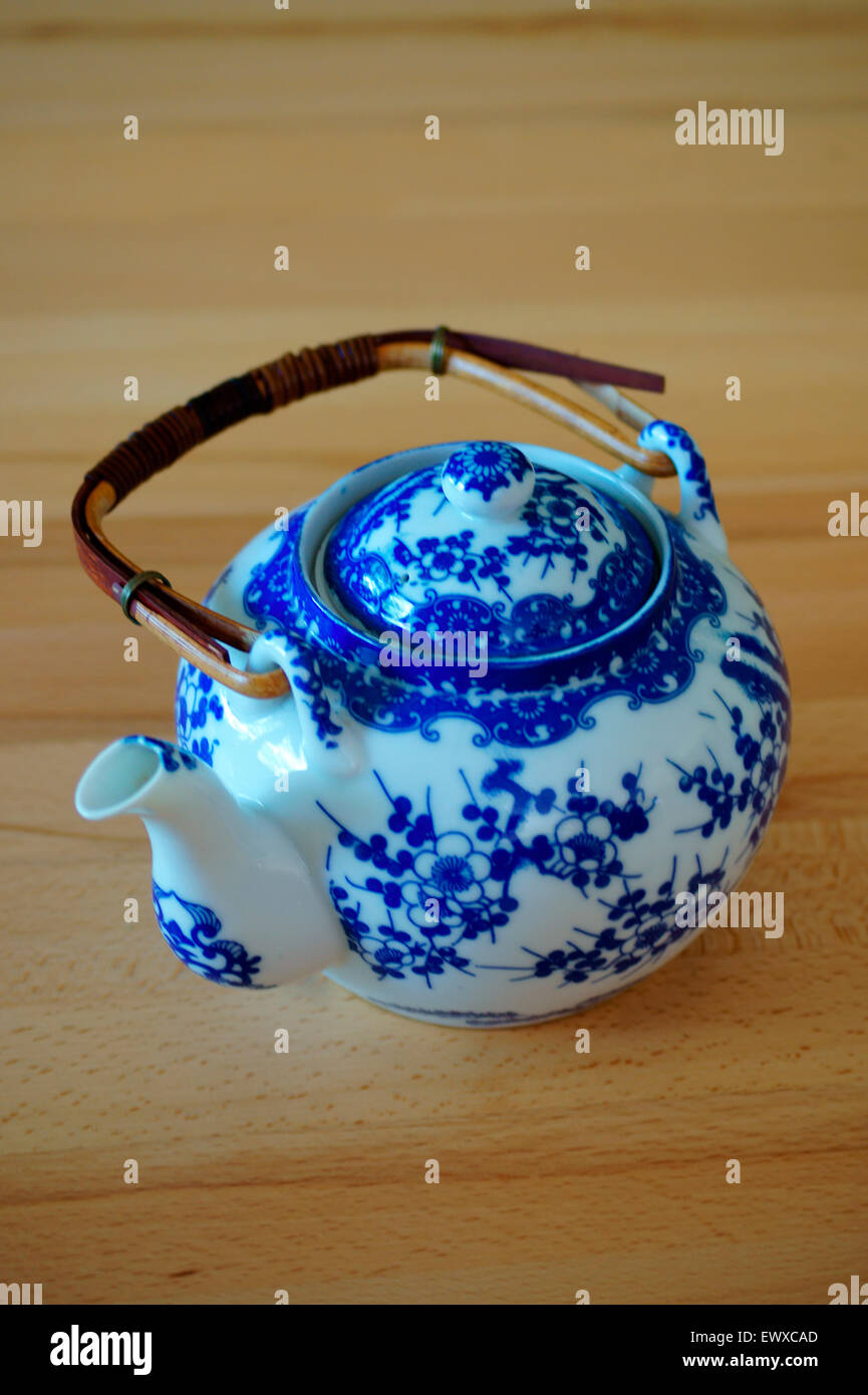 Chinese porcelain teapot Stock Photo - Alamy
