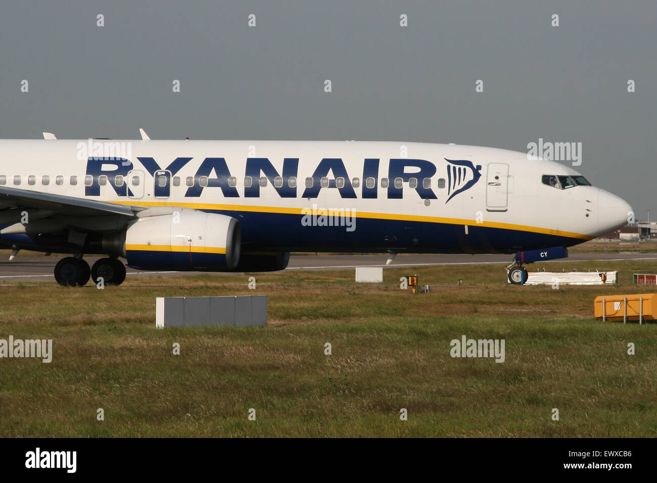 Ryanair airways hi-res stock photography and images - Alamy