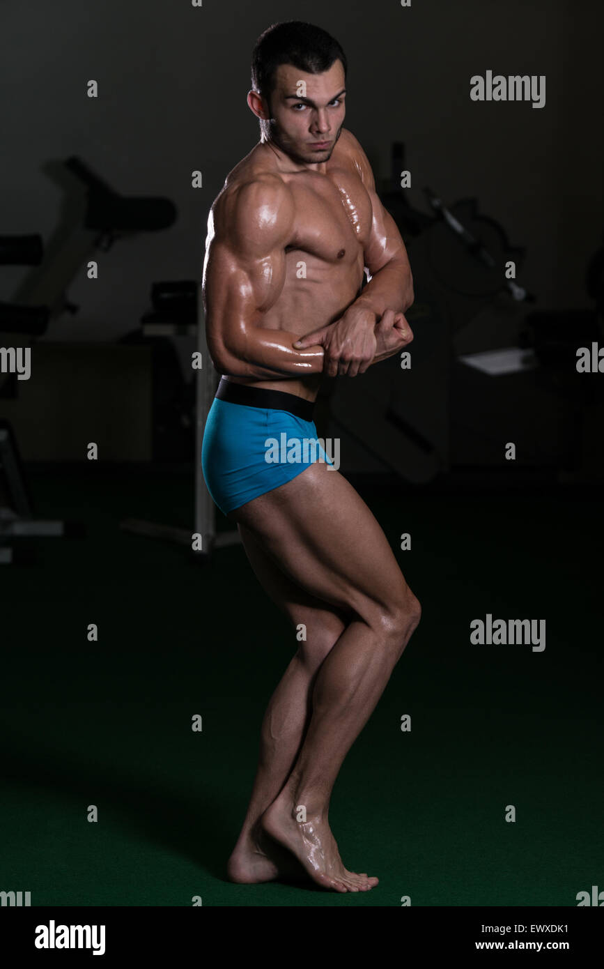 Body Builder Performing Side Chest Poses Stock Photo - Alamy