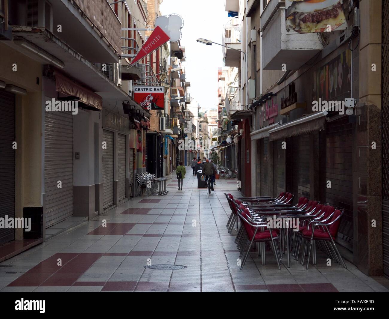 Spain siesta shops closed hi-res stock photography and images - Alamy