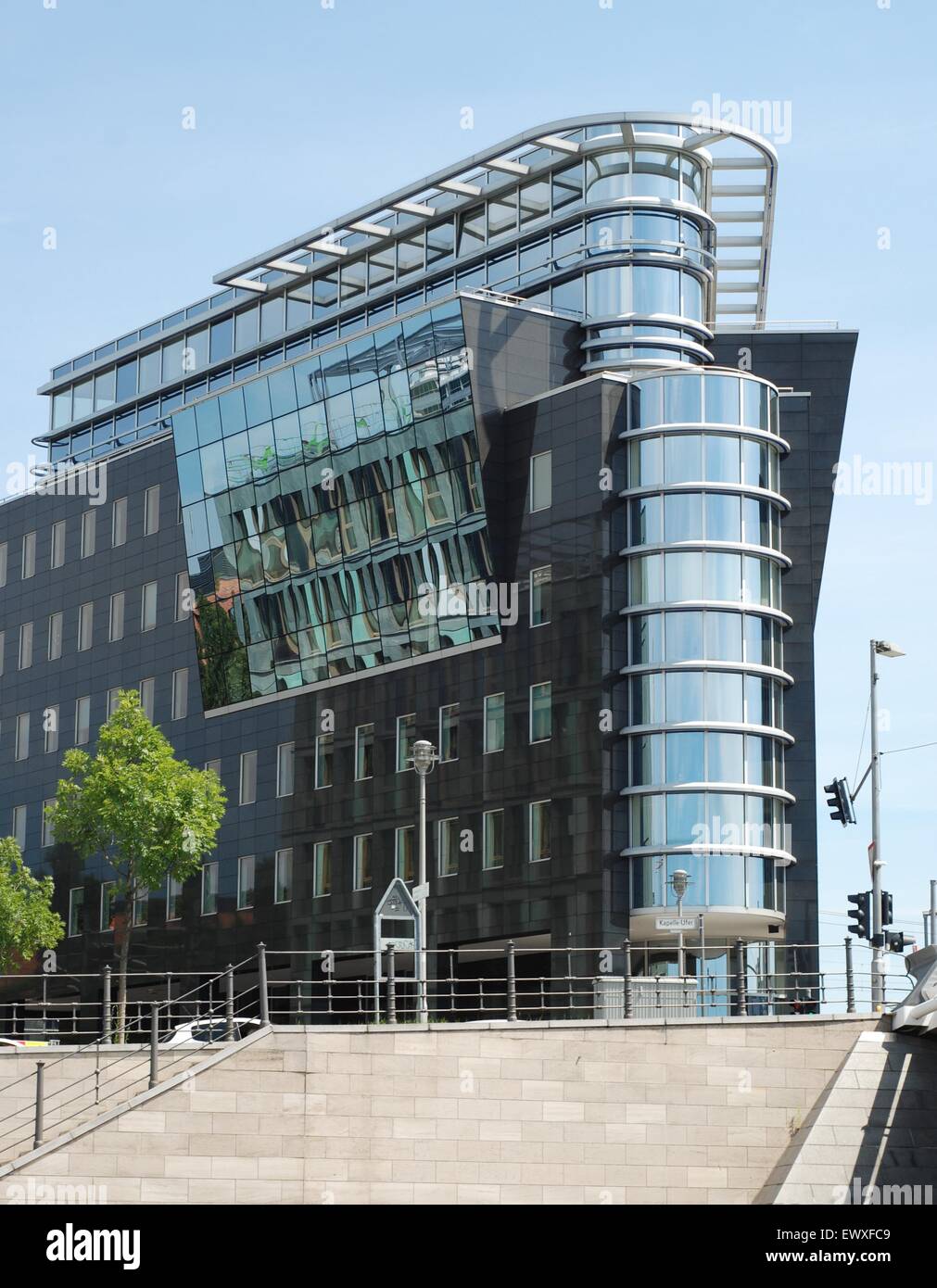 Triangular office and apartment block on the banks of the River Spree ...