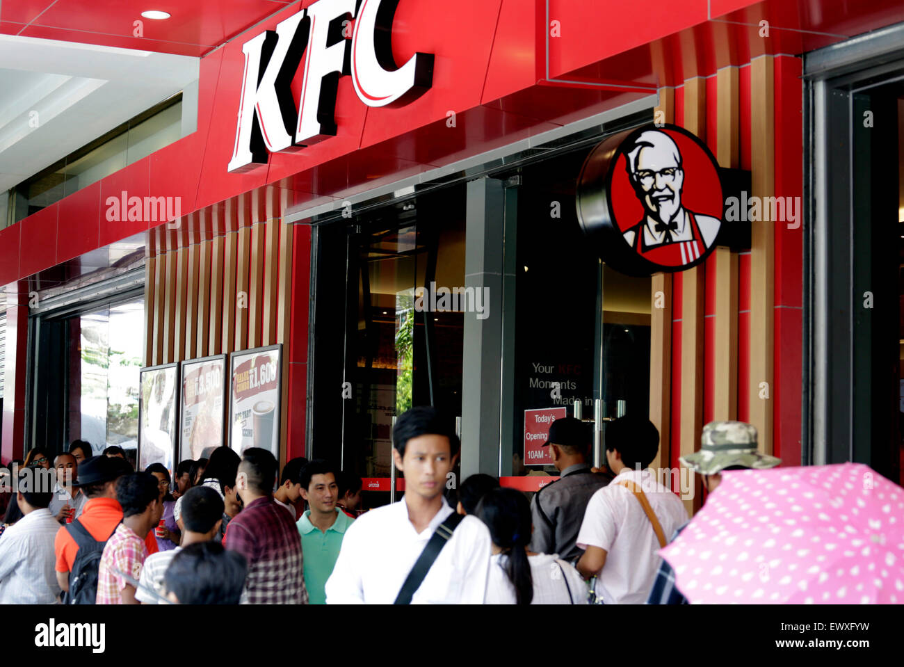 People outside kfc hi-res stock photography and images - Alamy