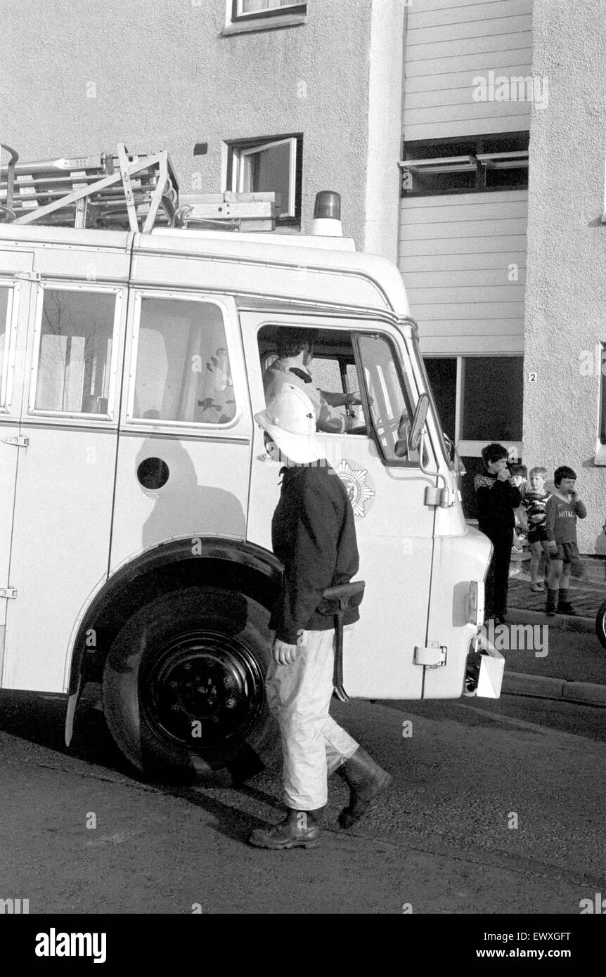 Strathclyde Fire Brigade engine attending an incident in Summerston ...