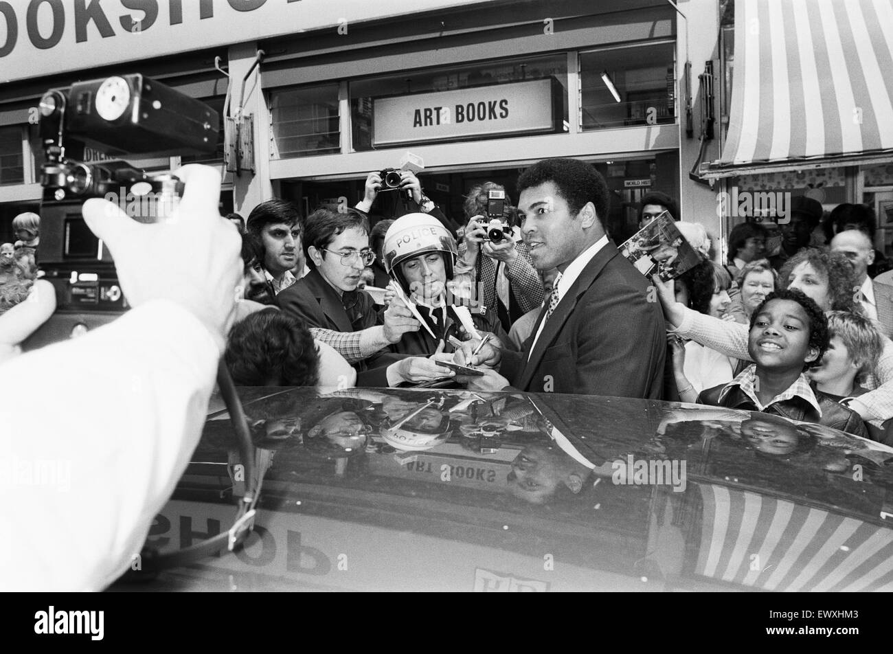 Signing Photographs High Resolution Stock Photography and Images - Alamy