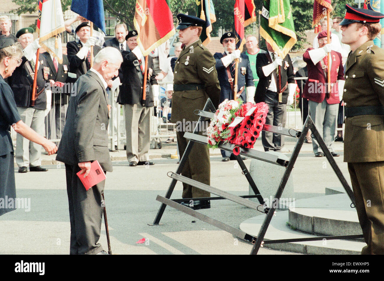 Vj day anniversary parade cenotaph middlesbrough hi-res stock ...