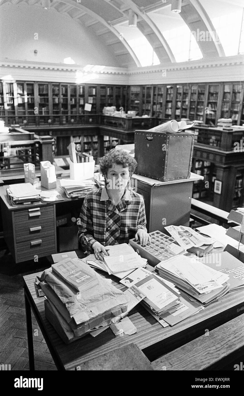 Reference librarian 1980s hi-res stock photography and images - Alamy