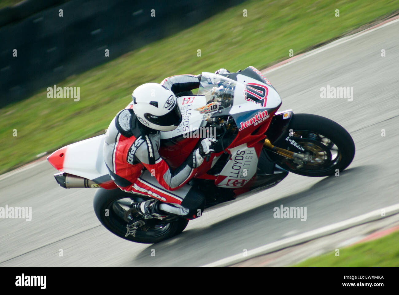 Motorcycle racing at brands hatch hi-res stock photography and images ...