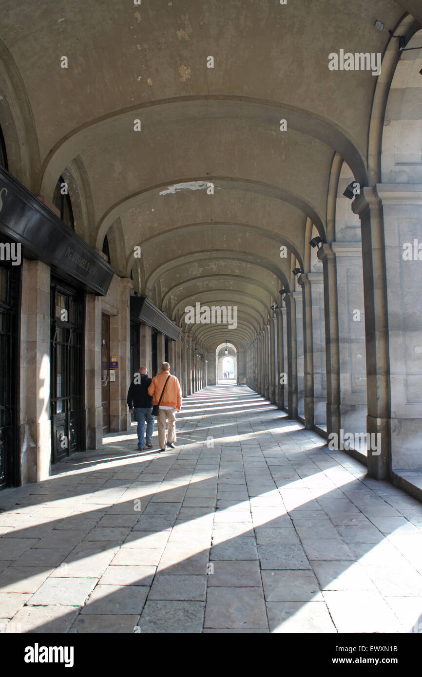 Couple walking through arched passageway in Barcelona Stock Photo - Alamy
