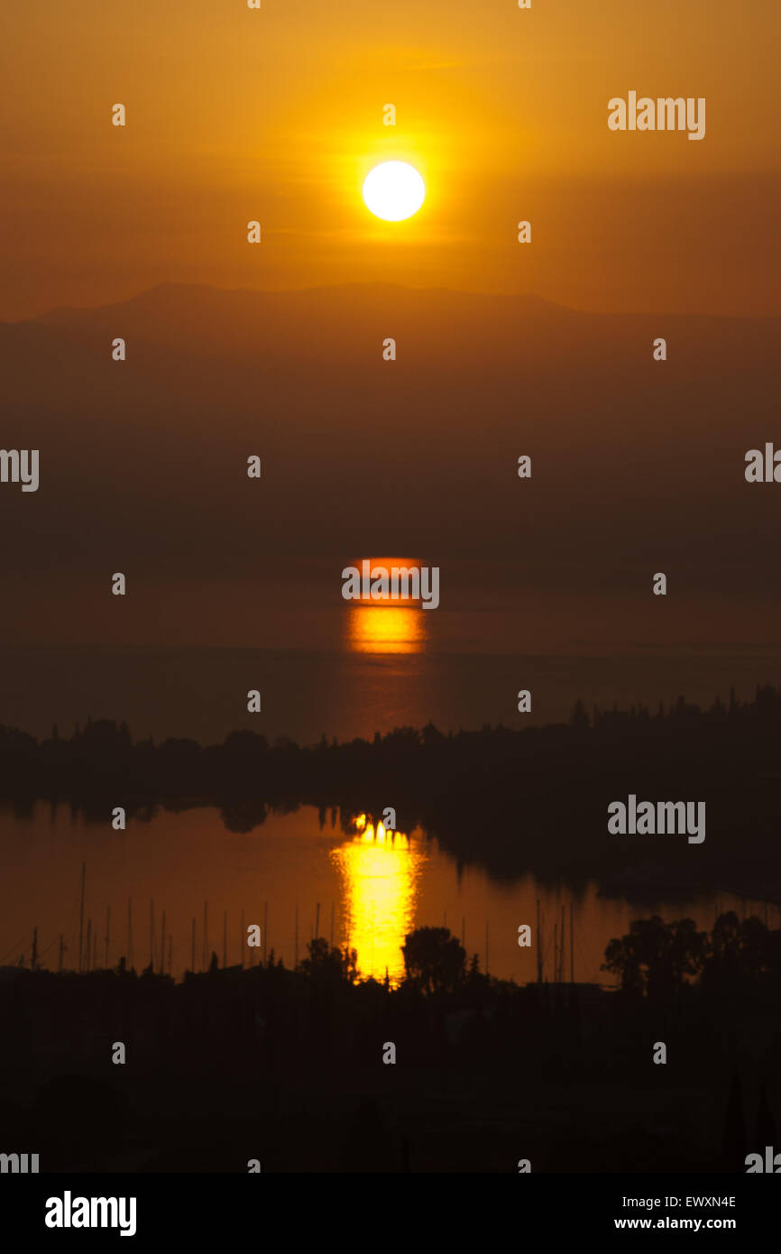 Sun rising over water harbour hi-res stock photography and images - Alamy