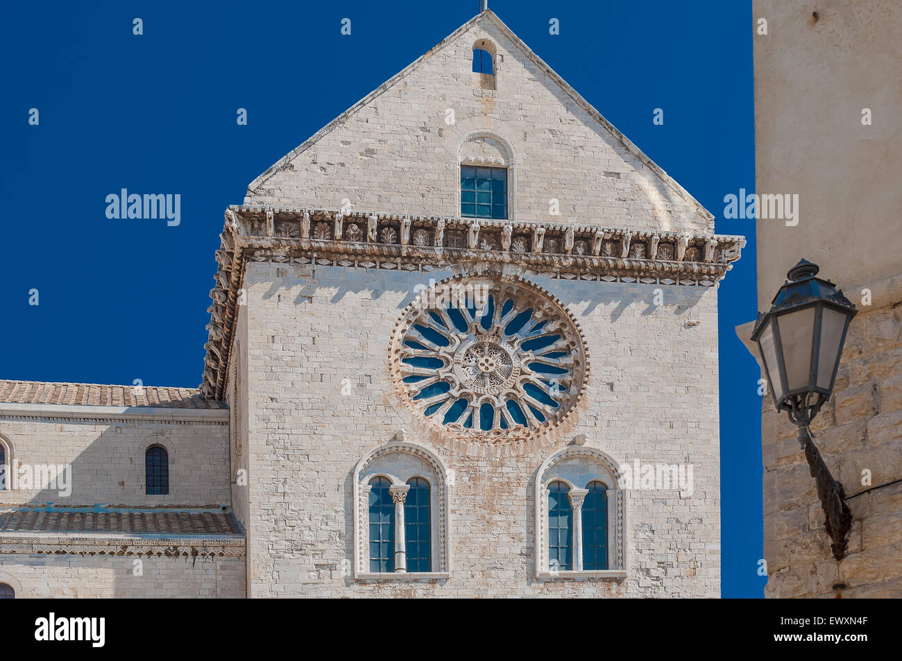 Rosone romanico hi-res stock photography and images - Alamy