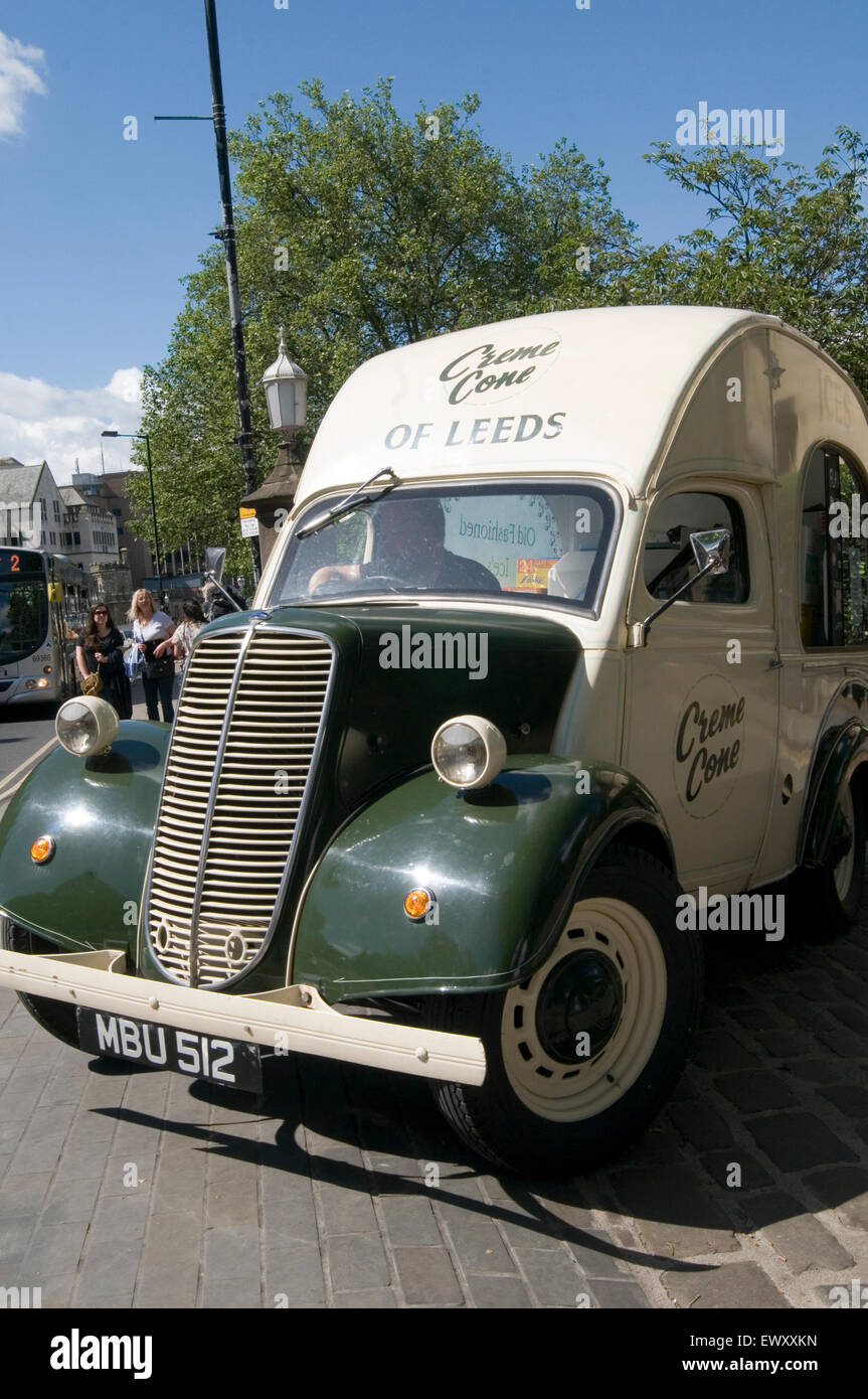 Vintage ice creams vans hi-res stock photography and images - Alamy