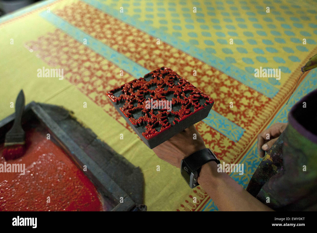 Coloring cloths hi-res stock photography and images - Alamy