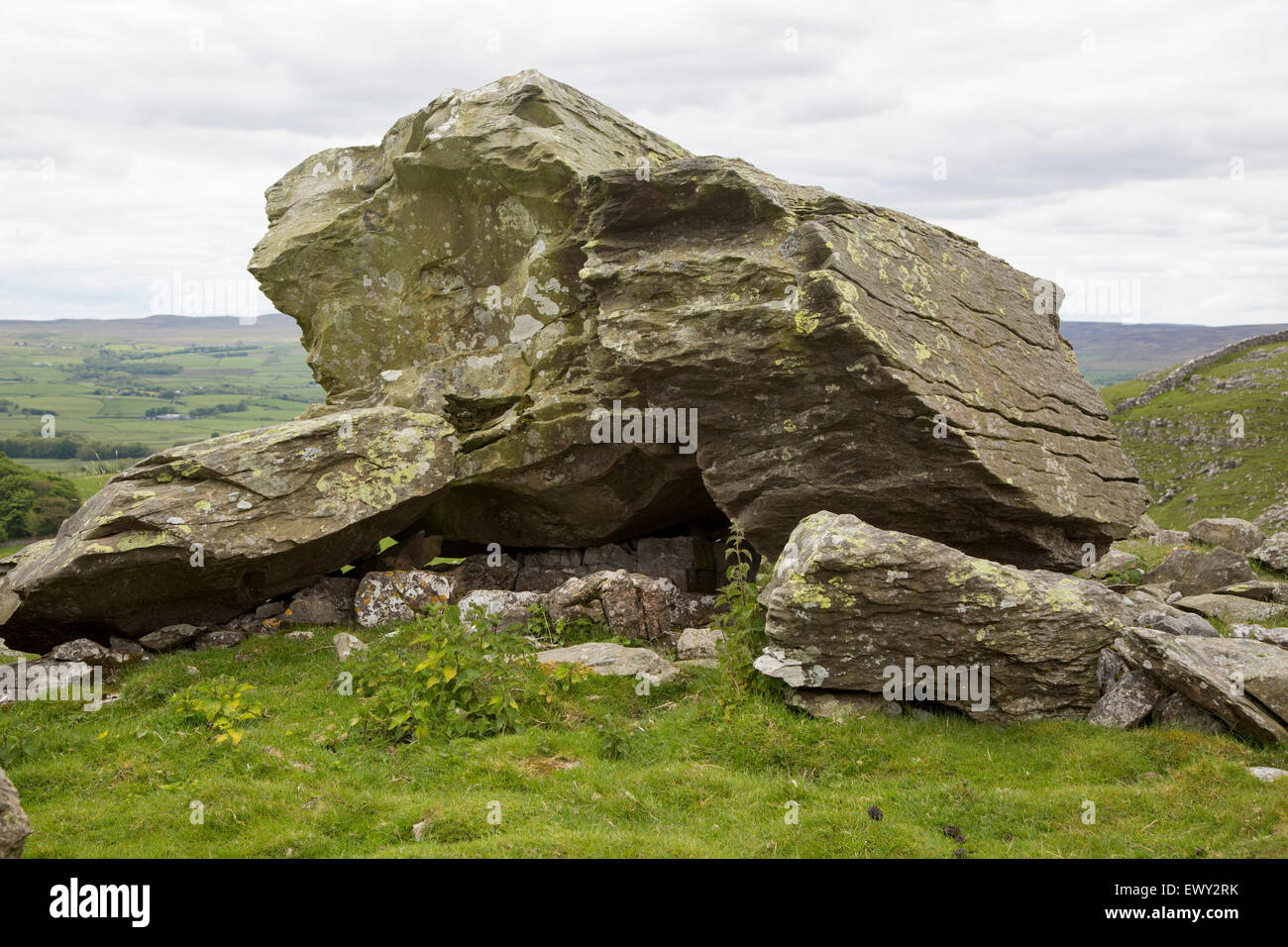 Norber erratics hi-res stock photography and images - Alamy