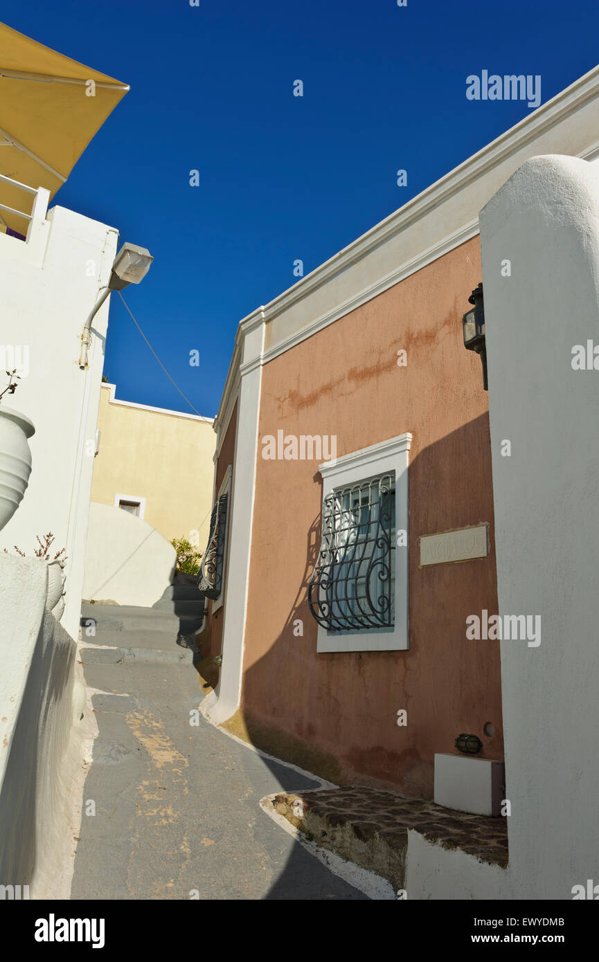 A narrow walkway between houses on the Caldera in Fira, Santorini ...