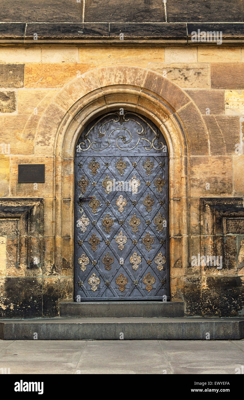 Old castle key hi-res stock photography and images - Alamy