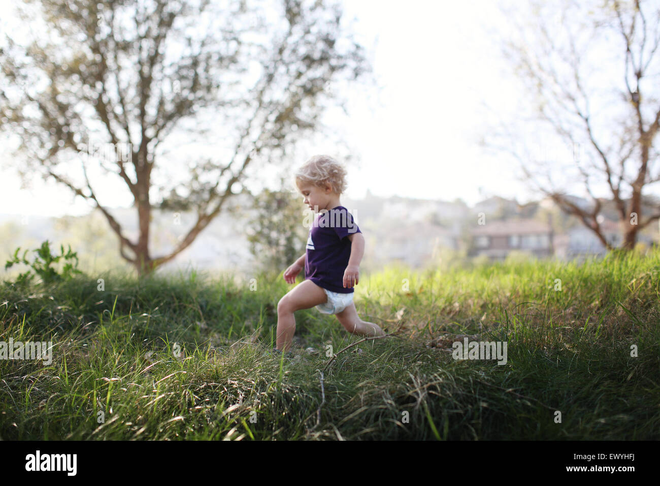 Side view of a boy running Stock Photo - Alamy