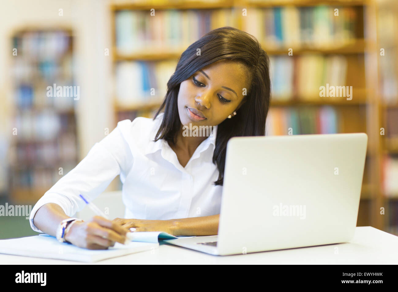 Student studying in library hi-res stock photography and images - Alamy