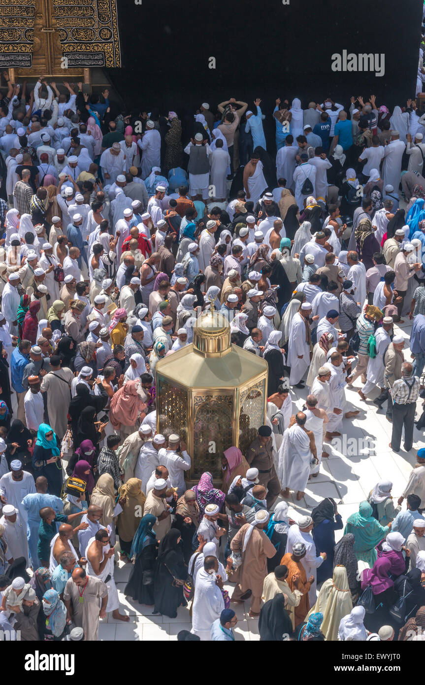 MAKKAH - MAR 10 : Muslims look into Maqam Ibrahim (the station of ...