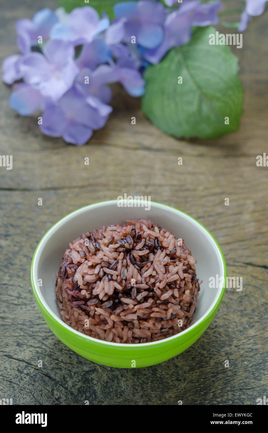 Cooked rice of Riceberry in green bowl on wooden table Stock Photo - Alamy