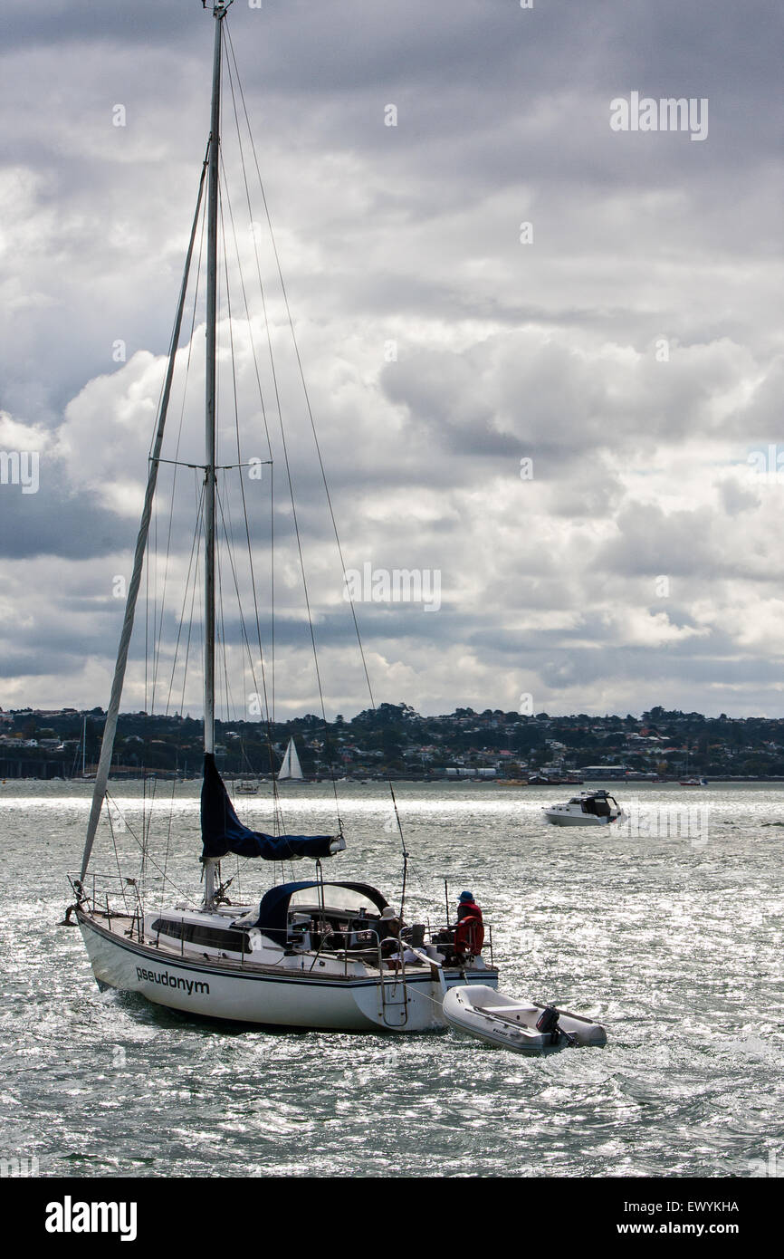 Yachts sailing in auckland harbour city of sails auckland hi-res stock ...