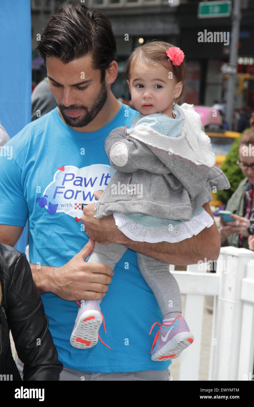 Pregnant country singer Jessie James Decker and her husband, New York ...