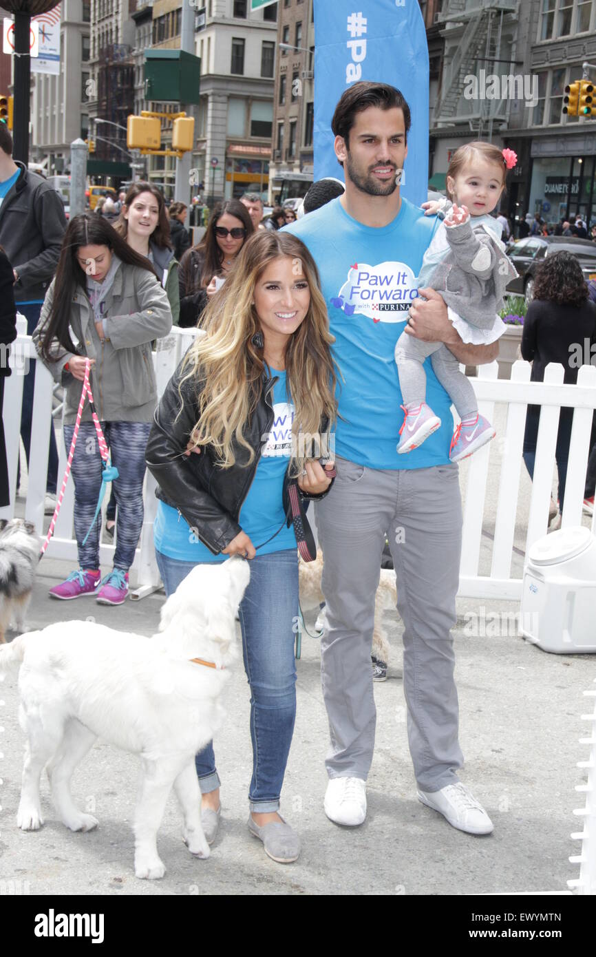 Pregnant country singer Jessie James Decker and her husband, New York ...