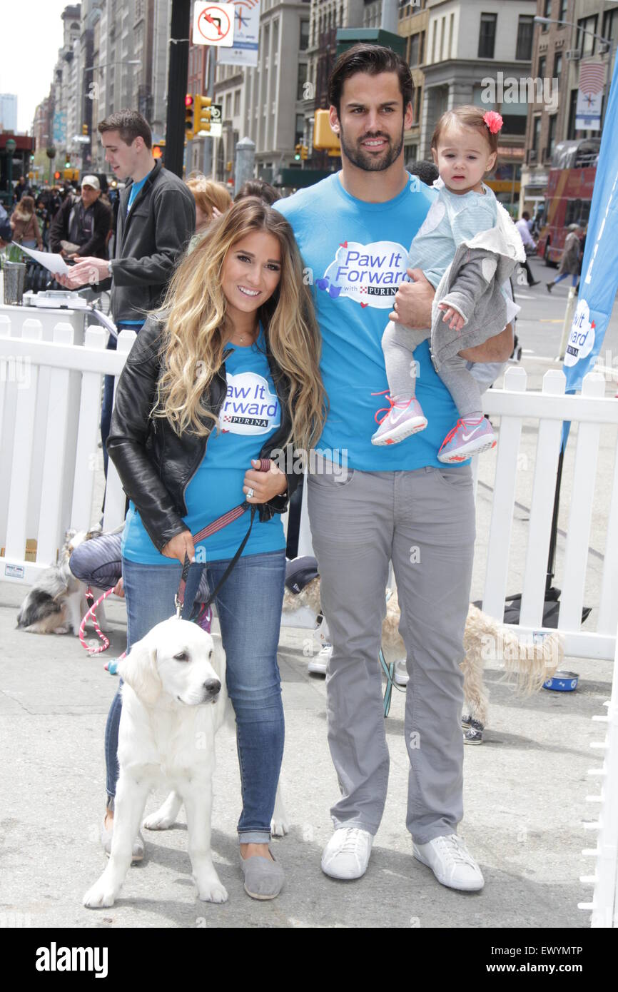 Pregnant country singer Jessie James Decker and her husband, New York ...