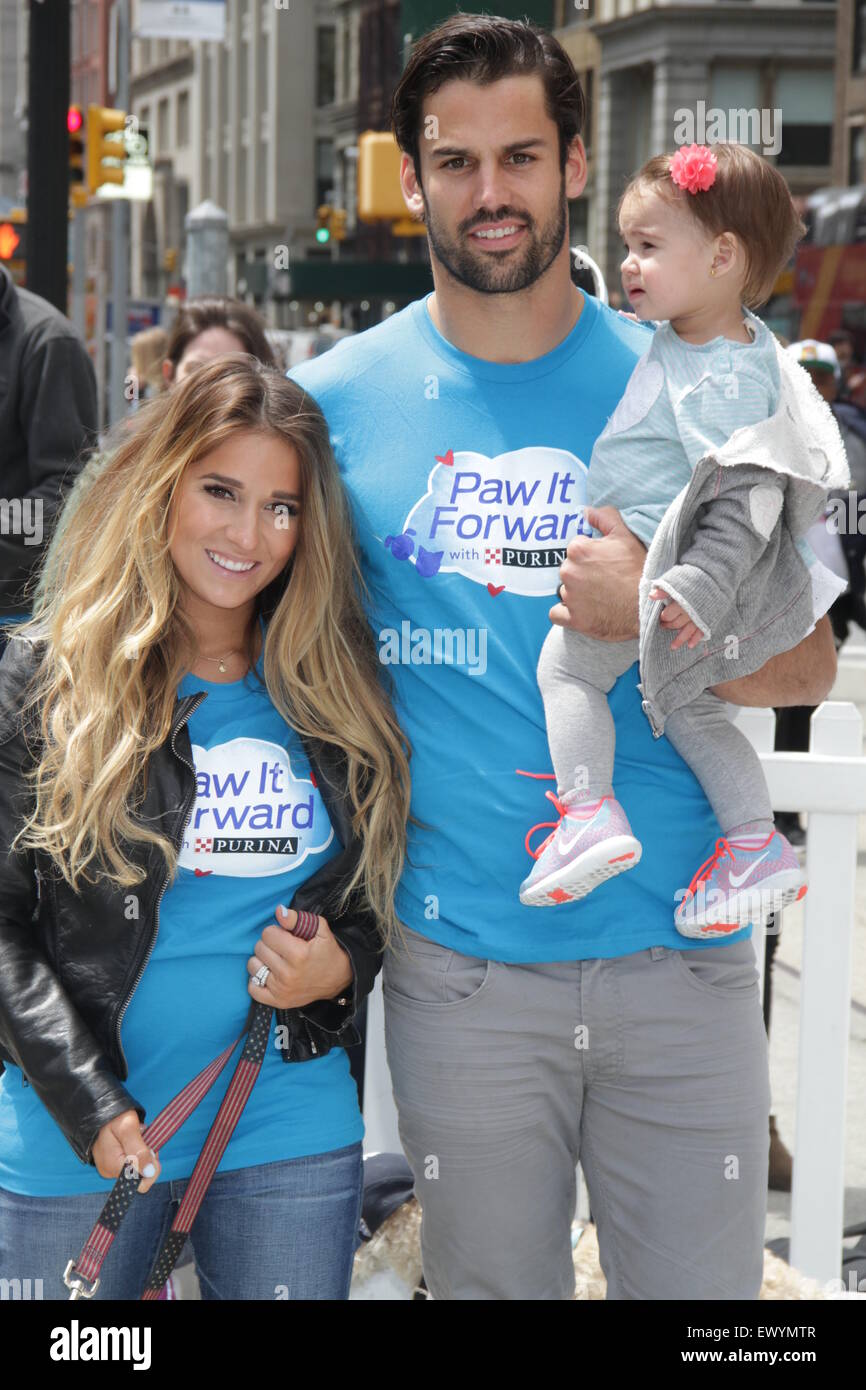 Pregnant country singer Jessie James Decker and her husband, New York ...