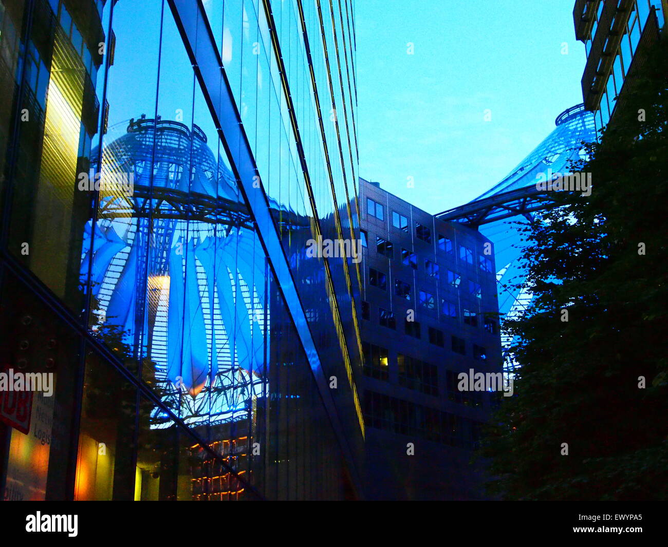 Building reflection hi-res stock photography and images - Alamy