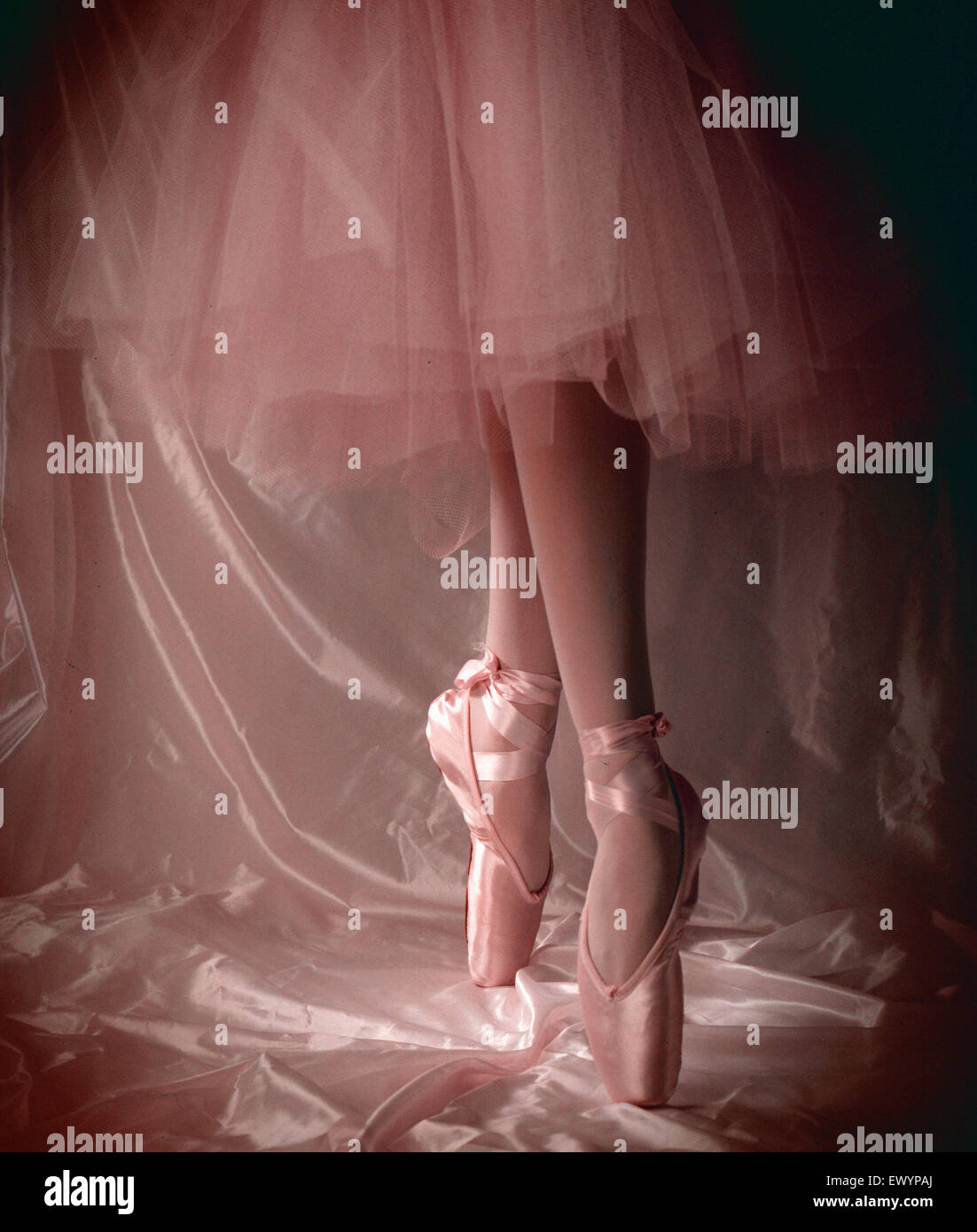 Dancers in ballet position hi-res stock photography and images - Alamy