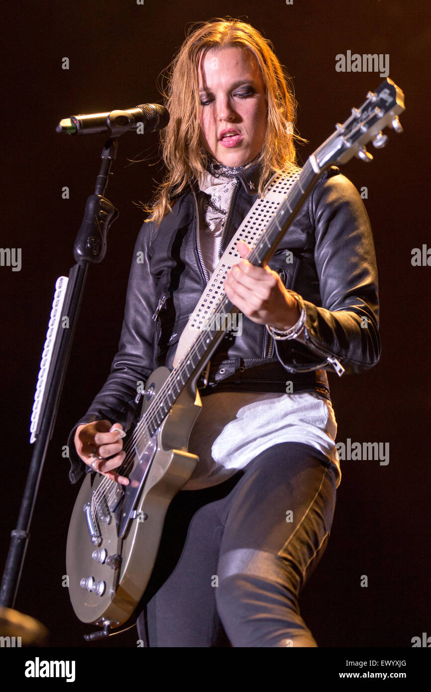 Singer lzzy hale hi-res stock photography and images - Alamy