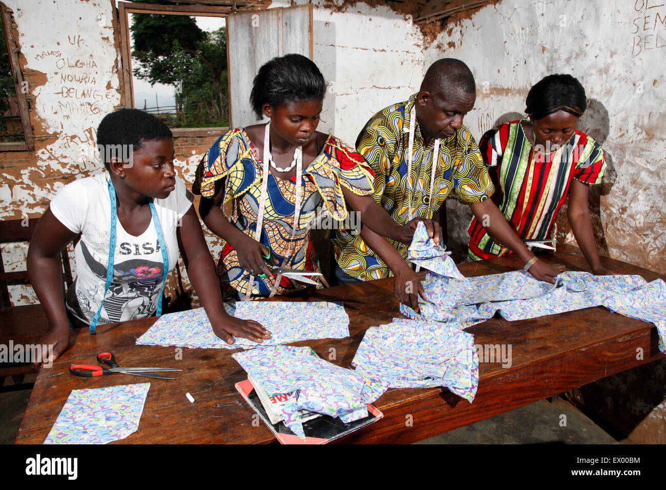 Cutting clothes, tailoring course, Kasongo-Lunda, Kawongo district ...