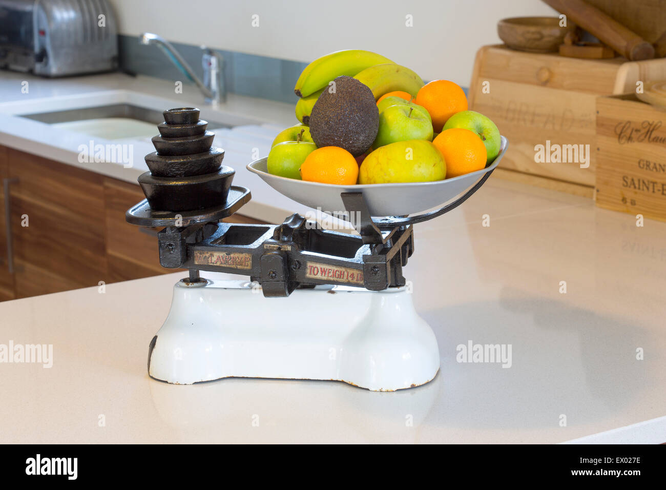 Weigh fruit hi-res stock photography and images - Alamy