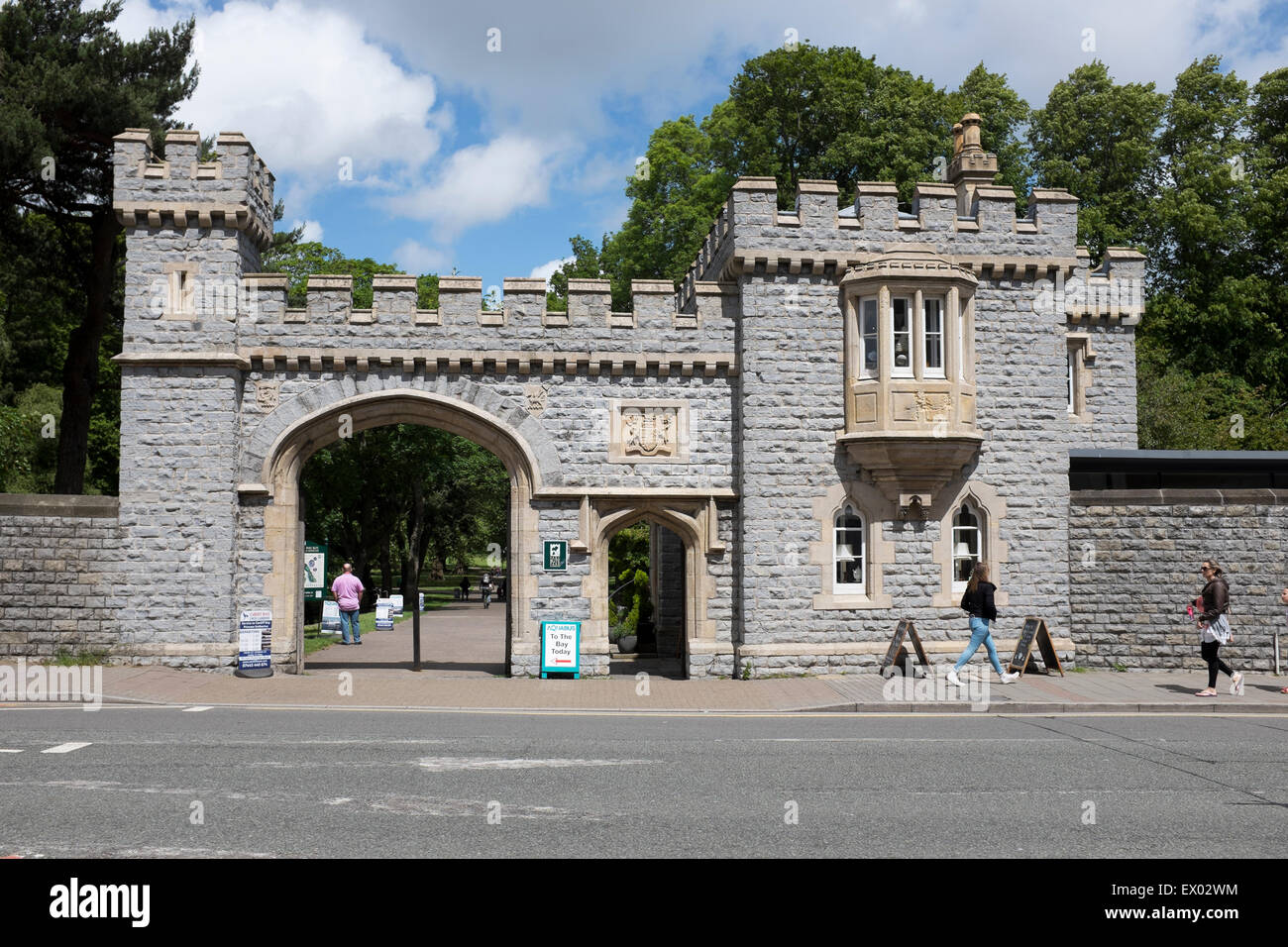Entrance gate to cardiff castle hi-res stock photography and images - Alamy