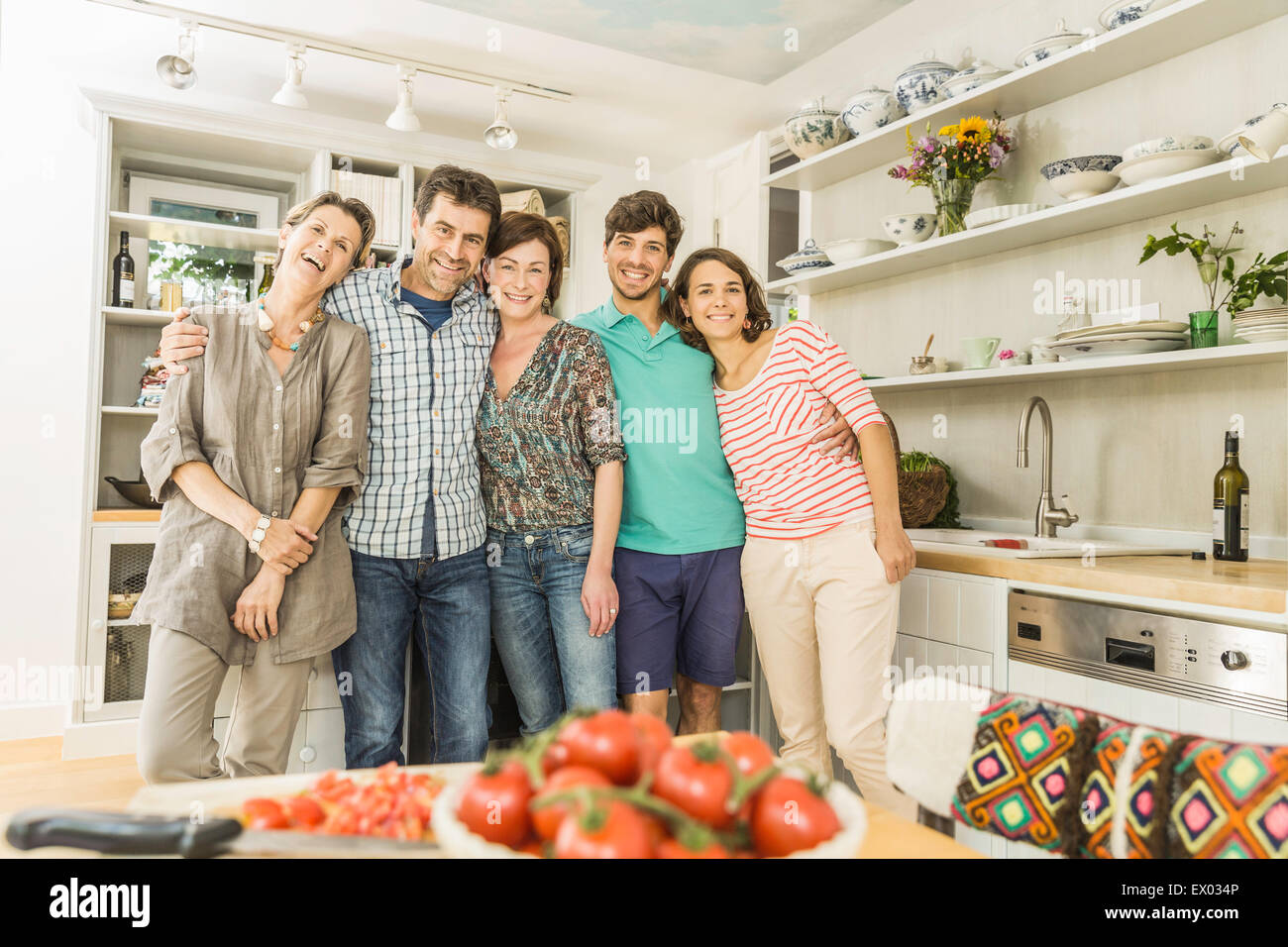 Male female friends kitchen hi-res stock photography and images - Alamy