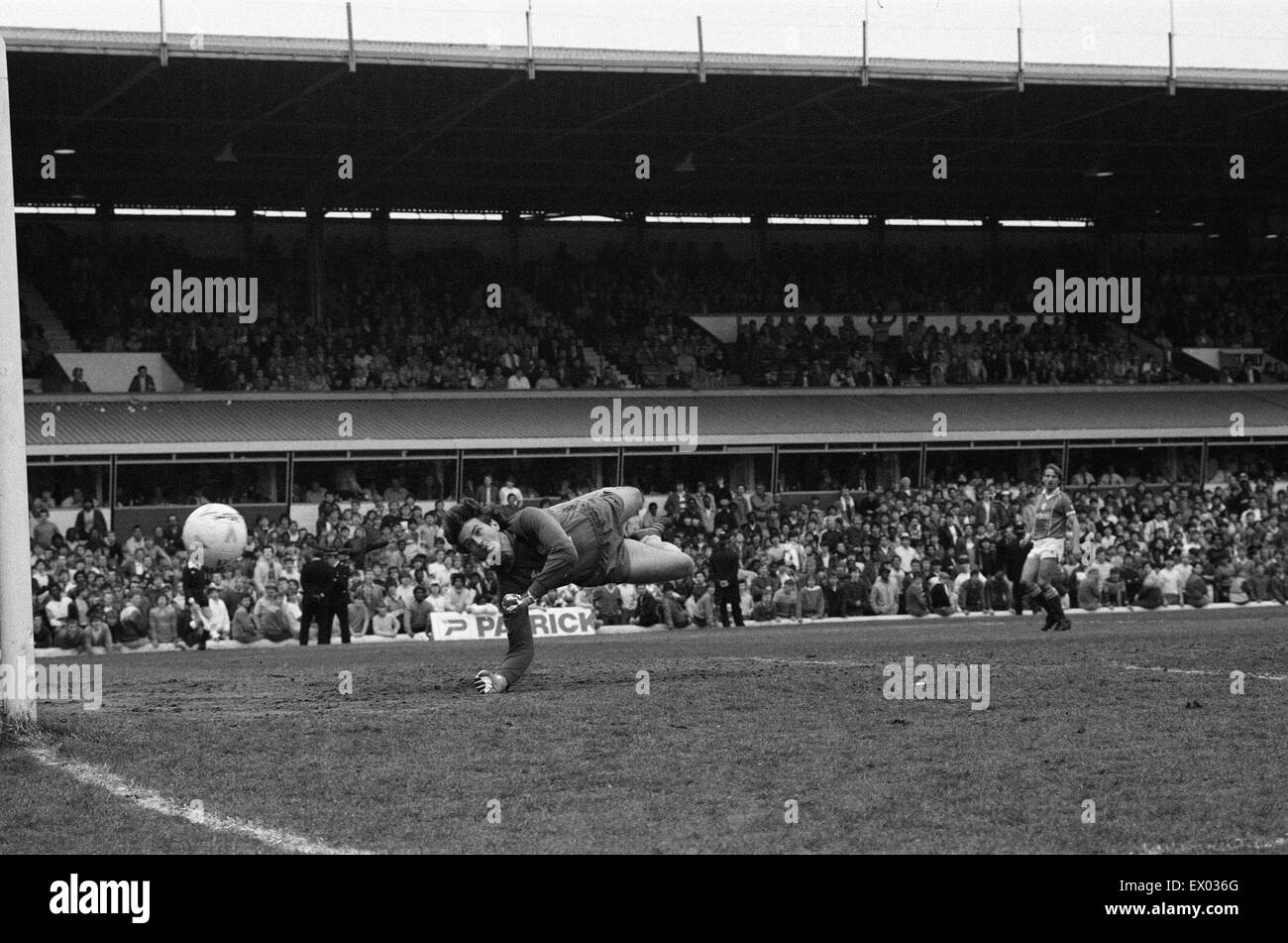 Football hooligans birmingham 1985 hi-res stock photography and images ...