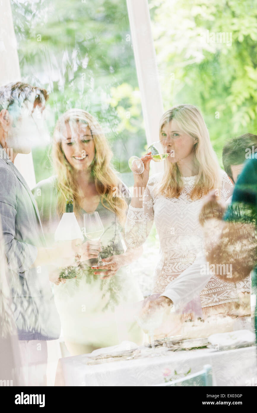 Family in dining room hi-res stock photography and images - Alamy