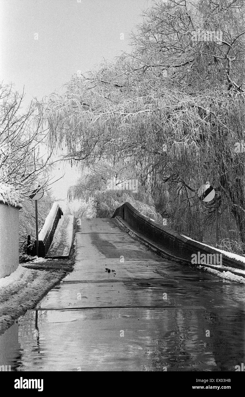 Snow scenes at Sonning, Berkshire. December 1981 Stock Photo - Alamy
