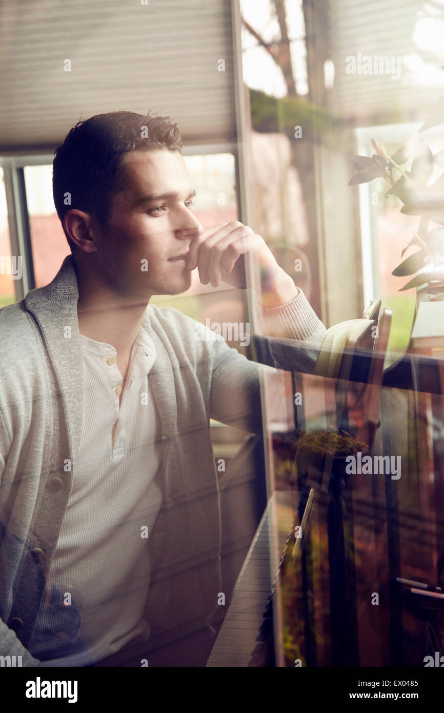 Gazing out the window hi-res stock photography and images - Alamy