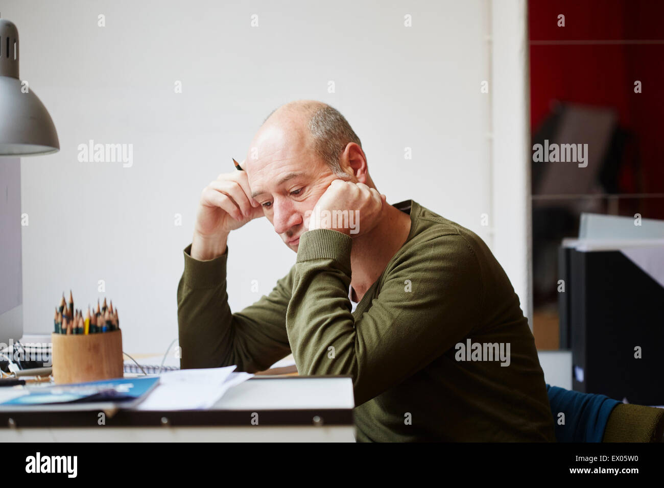 Leaning on elbow hi-res stock photography and images - Alamy