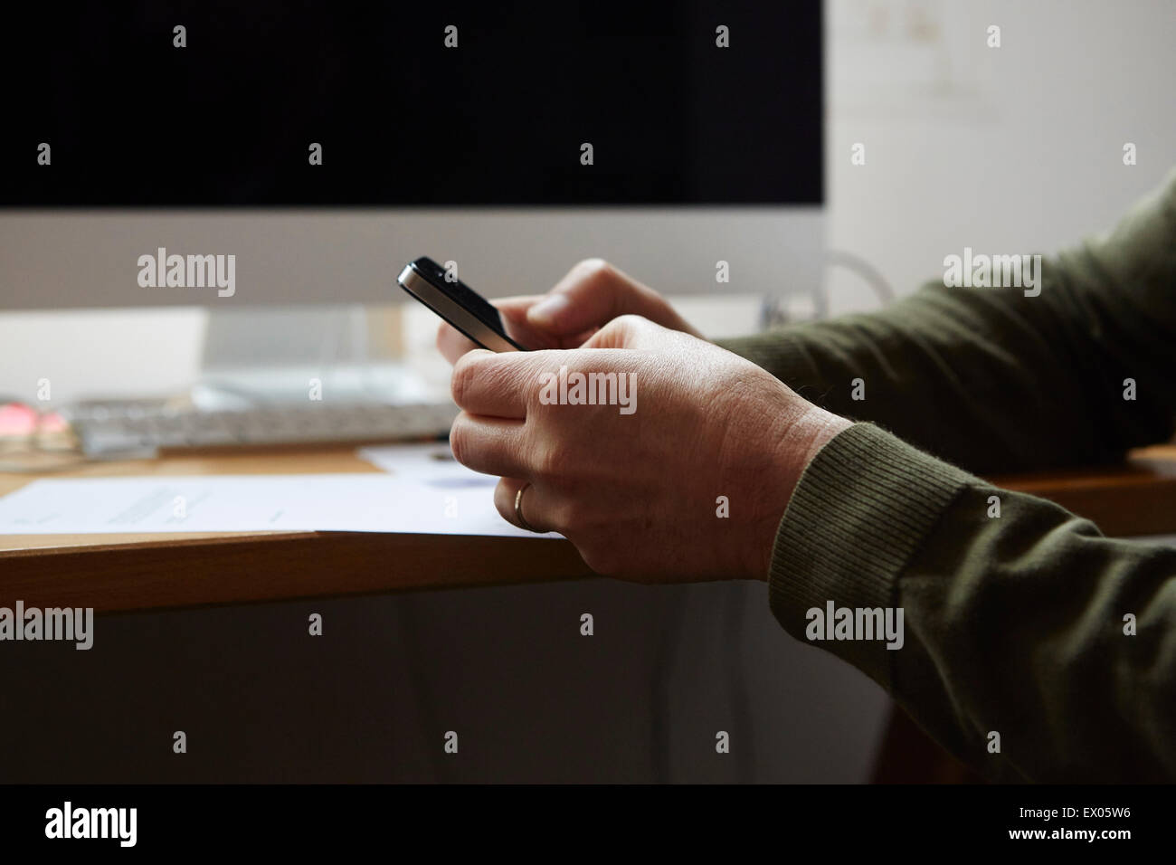 Man using smartphone Stock Photo - Alamy