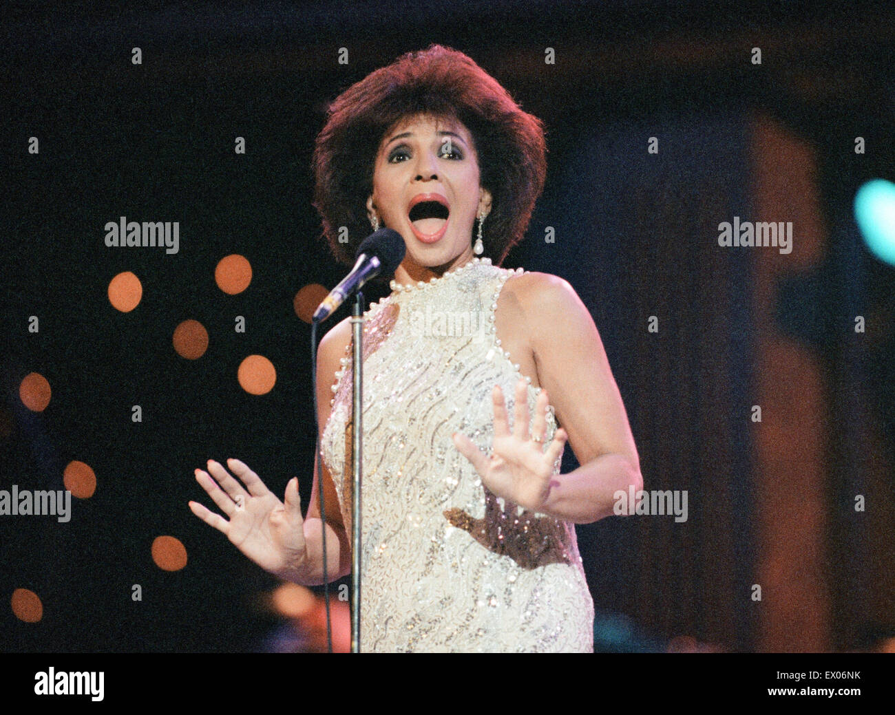 Shirley bassey hi-res stock photography and images - Alamy