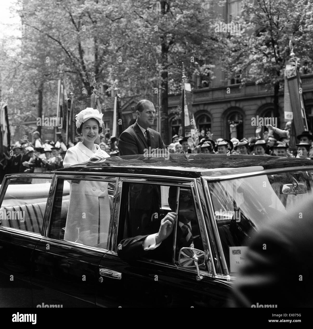 Queen elizabeth ii philip car hi-res stock photography and images - Alamy